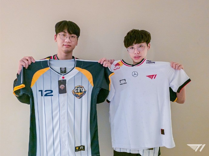 T1官方分享与CFO队员交换队服合影：明天加油！💪-直播吧