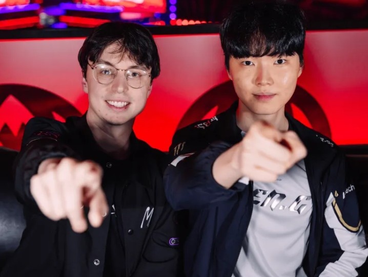 LOL官推晒Caedrel与Chovy合影：🫵两位传奇中单🫵-直播吧