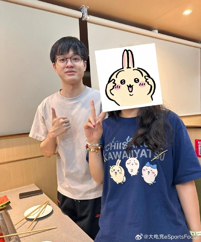 威朗普兄弟！网友偶遇Bin和Xun一起吃海底捞-直播吧