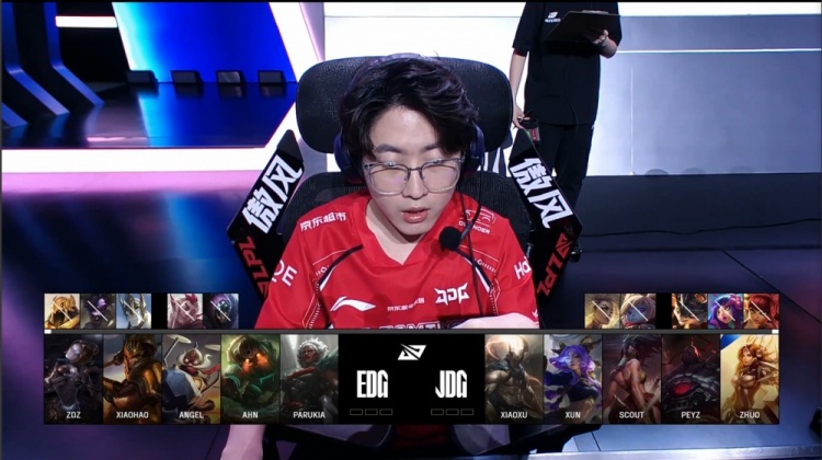 🎮还要Xun哥怎么C？Xiaohao皇子带球暴扣Peyz EDG逆转赢首局-直播吧