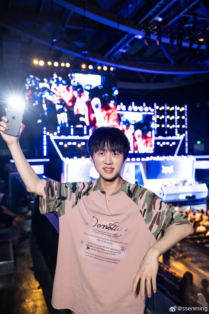 Ming发布LPL赛场返图：季后赛打工日记Day5 当战歌响起……-直播吧