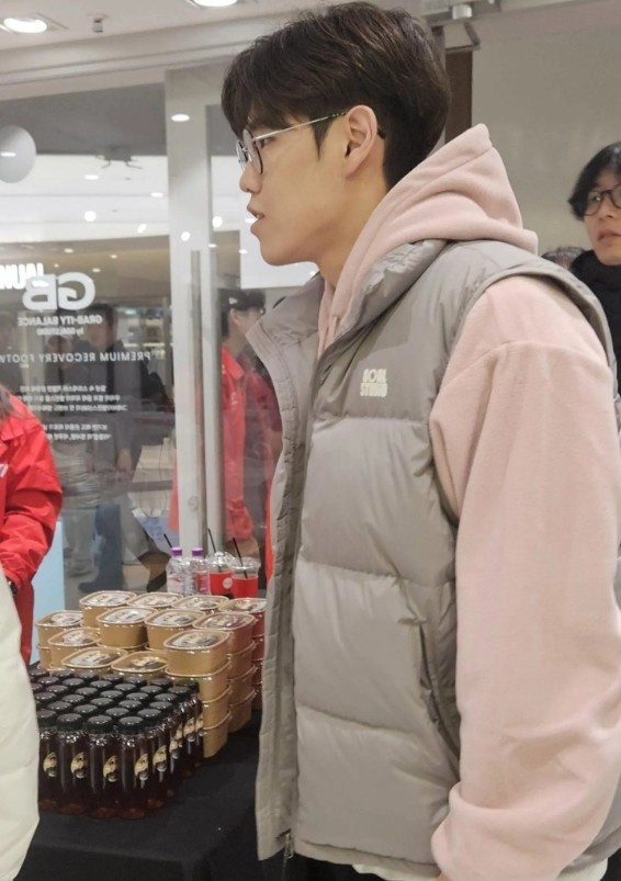 韩国网友晒照T1.Faker Oner参加活动：返图-直播吧