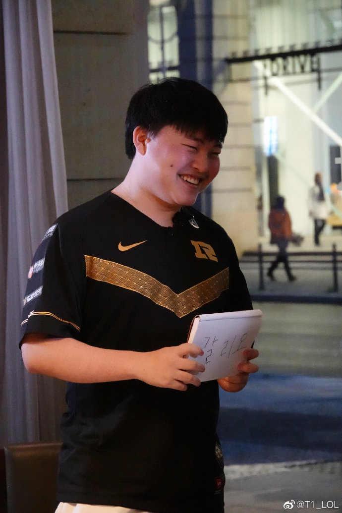 SKT官方发布Faker与Uzi会面图集-直播吧