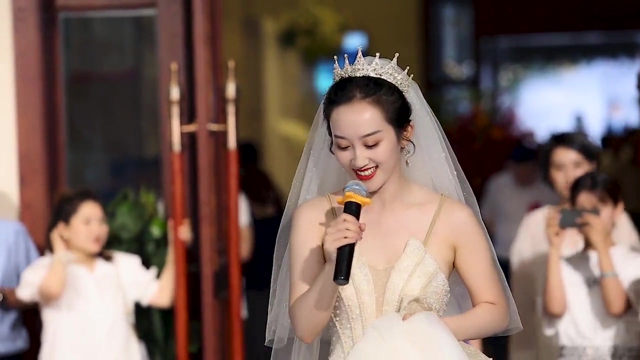 太美了！新娘婚礼开场一首《暖暖》点燃全场-直播吧zhibo8.cc