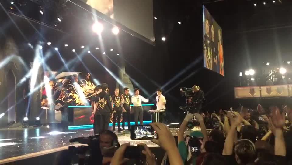 RNG S8 MSI夺冠时刻！现场观众高呼RNG！RNG！-直播吧zhibo8.cc