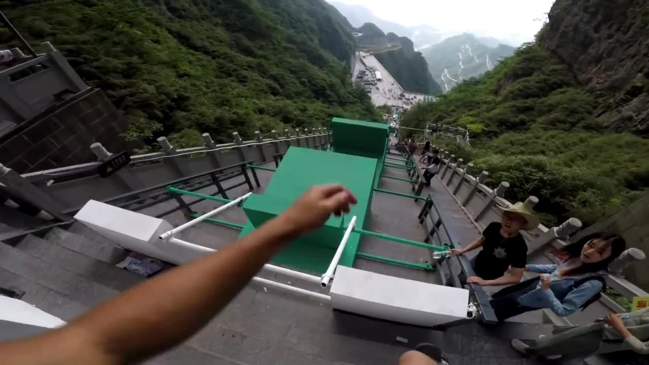 看着腿都软了!在世界最陡的天梯上跑酷速降 直播吧zhibo8 Cc