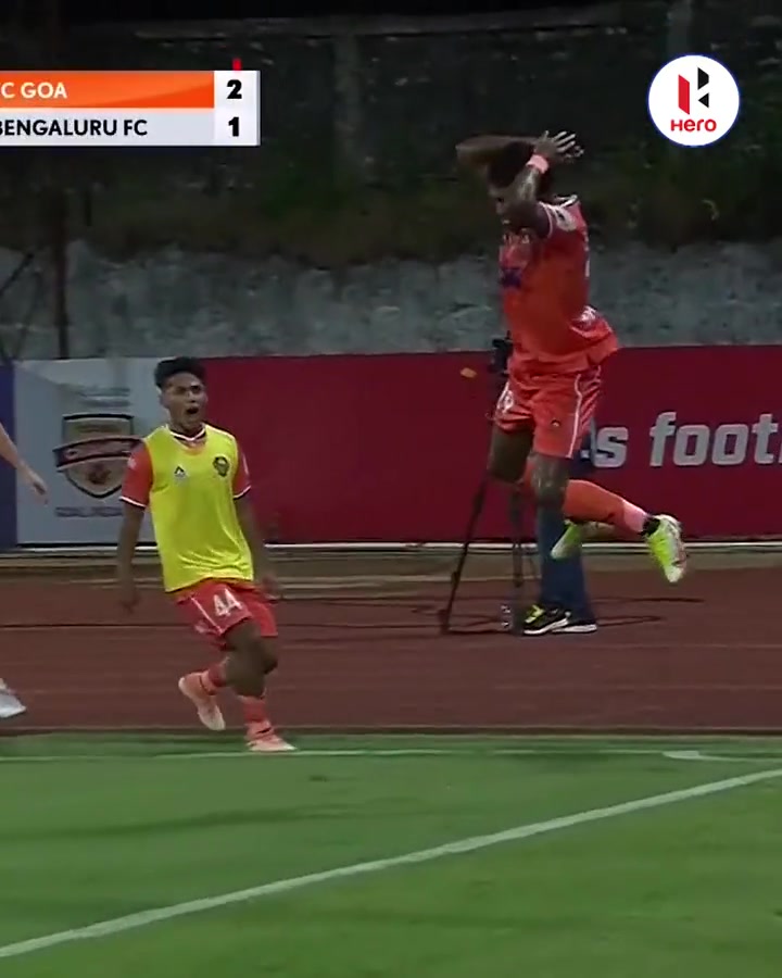 SIIIUUU！印度超级联赛 球员破门后模仿C罗庆祝动作-直播吧zhibo8.cc