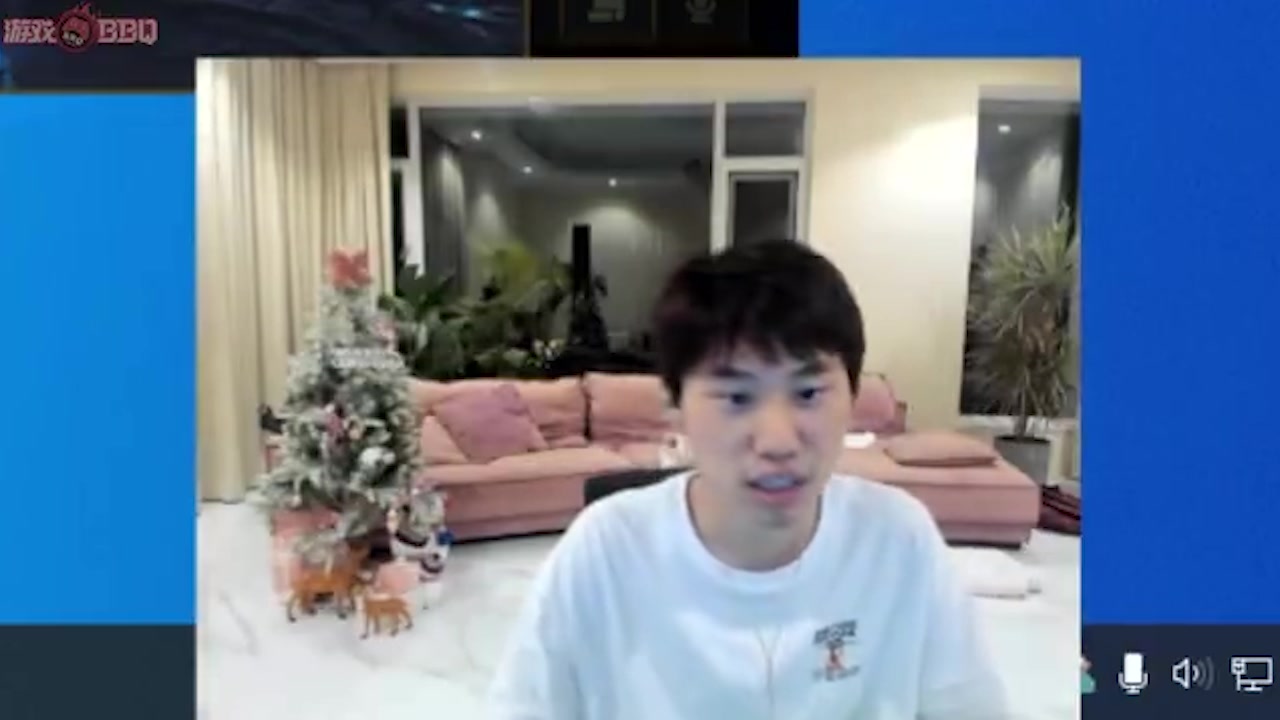 Doinb直播糖小幽出镜 硬币哥当场秀起恩爱亲自己老婆肚子！-直播吧