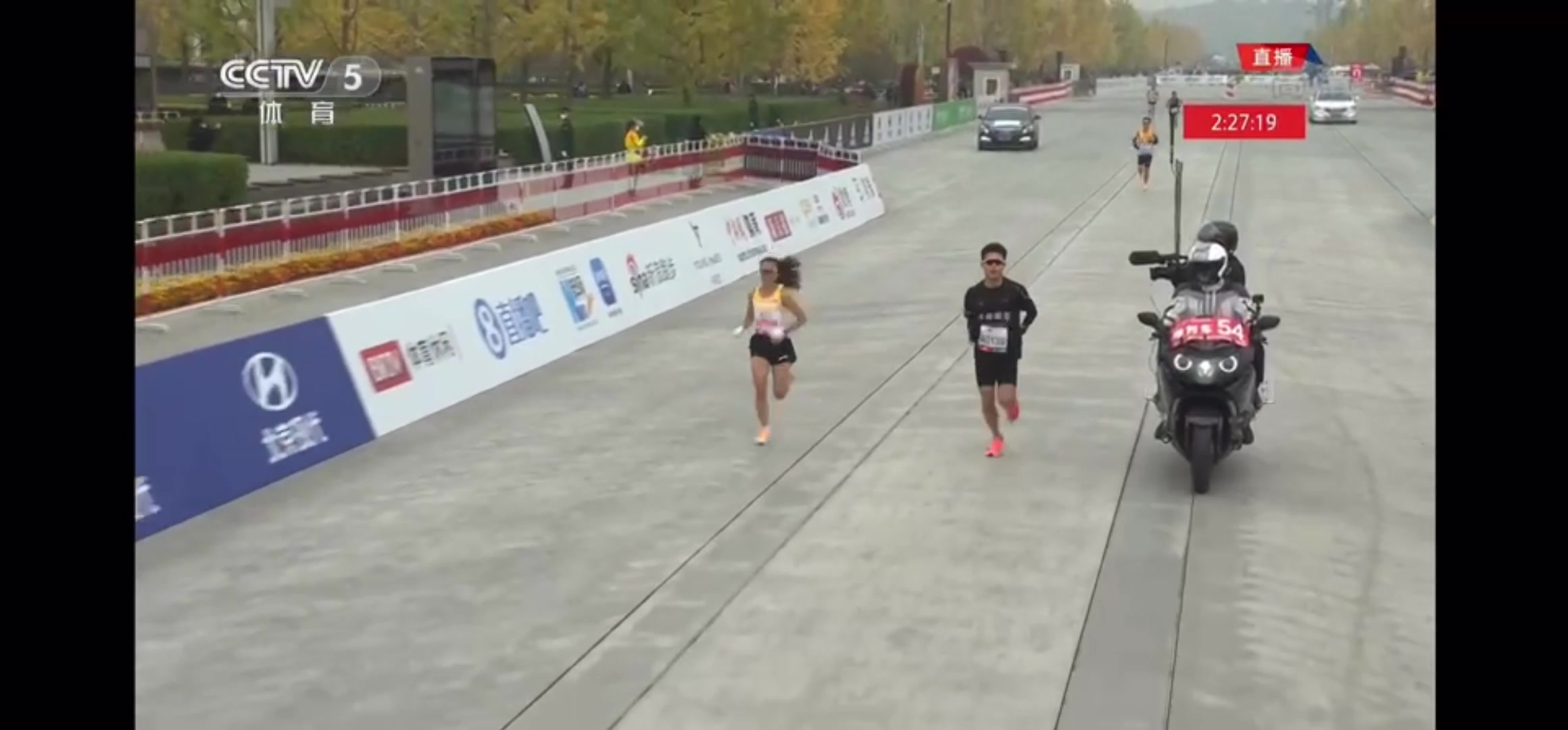 直播吧再登央视！直播吧LOGO现身北京马拉松CCTV5直播画面-直播吧