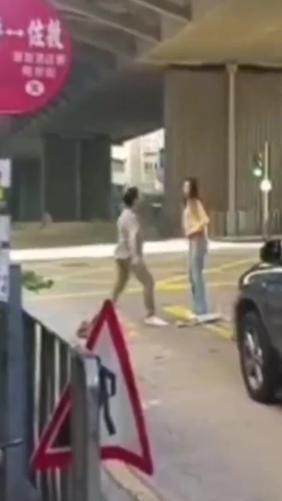 剧组拍摄 情侣街头吵架,双方当街脱衣服😂 直播吧