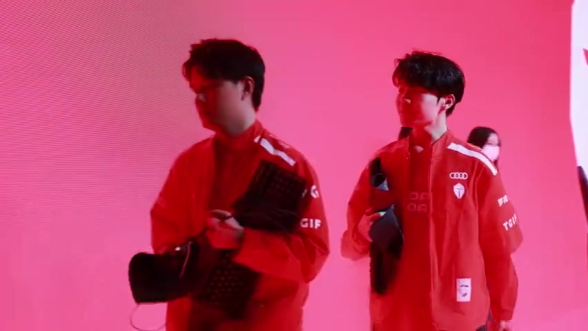 LPL赛场花絮：Mark先虚晃一个假动作-直播吧