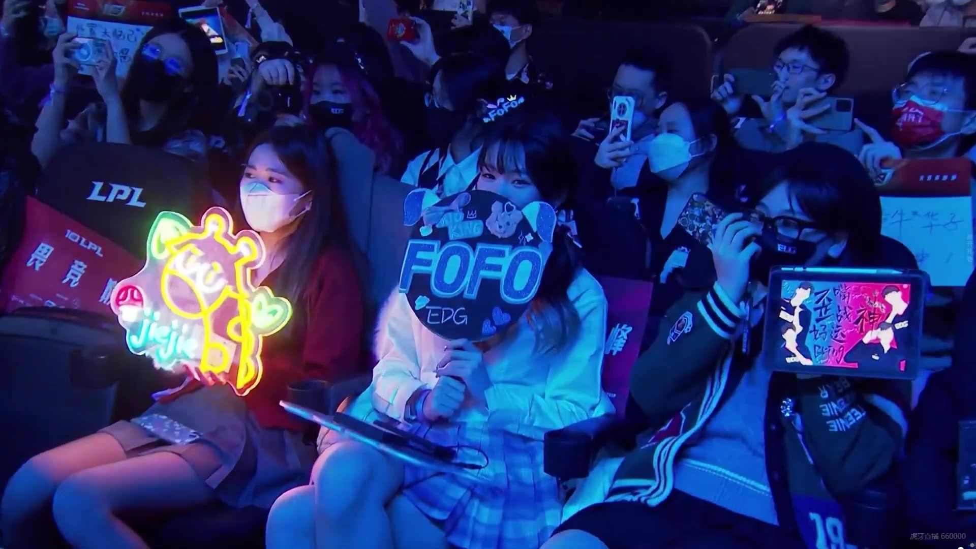 总能捕捉到现场可爱的小姐姐？还是LPL上海主场导播给力啊！-直播吧