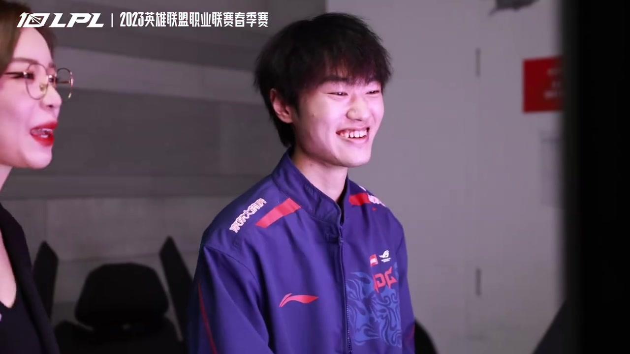 JDG赛后花絮：一起碰拳的中上，成为辅助猫爬架的369-直播吧