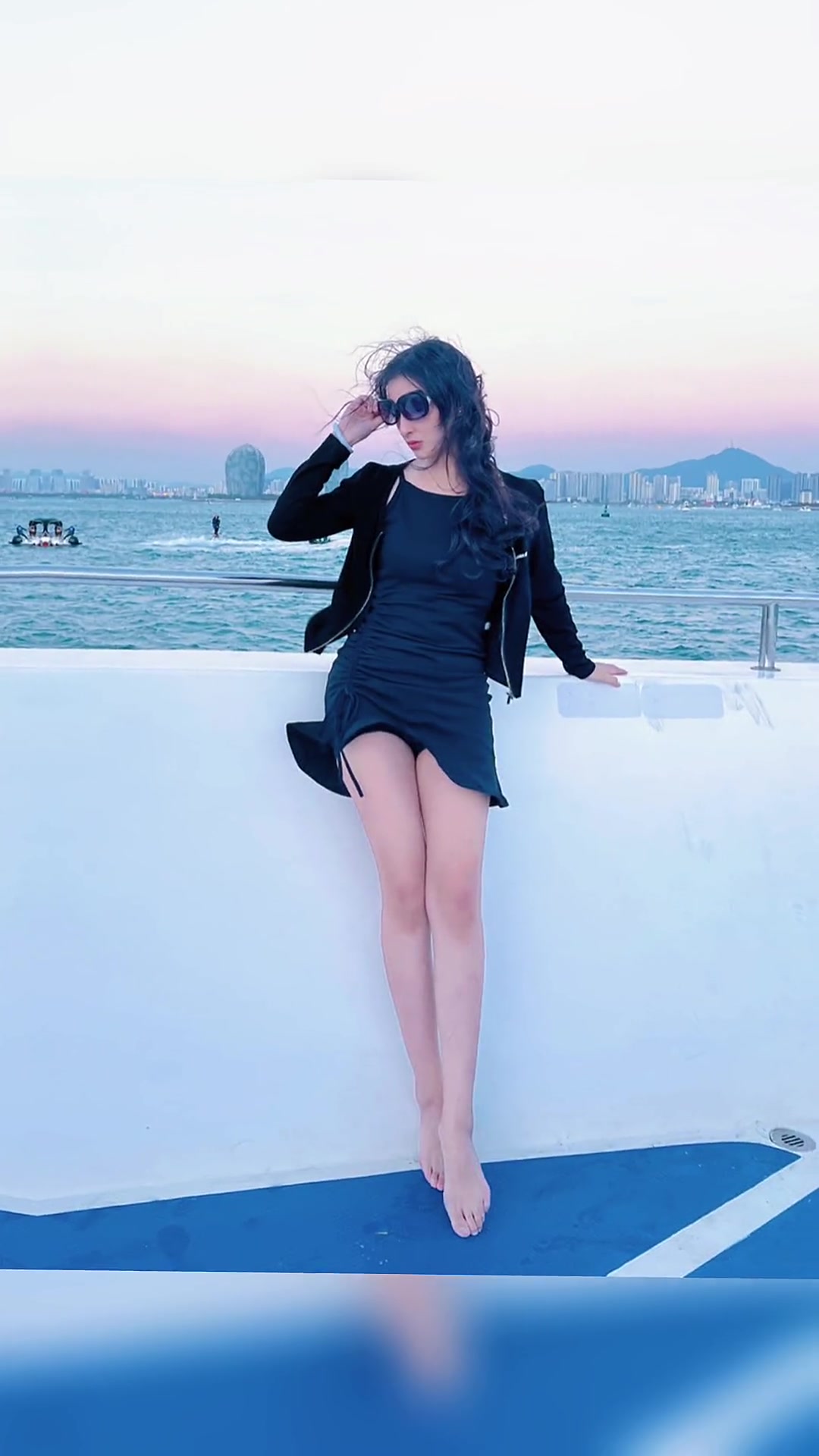 肤白貌美大长腿!😍西热力江老婆晒美照 两人看着还挺般配 直播吧