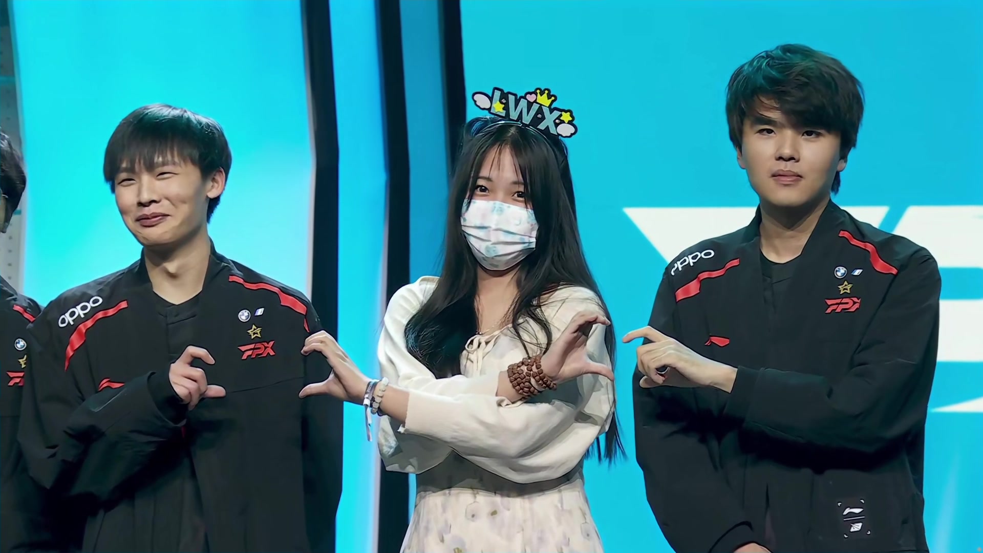 高挑长裙的御姐风女粉丝与林伟翔H4cker交叉笔芯-直播吧