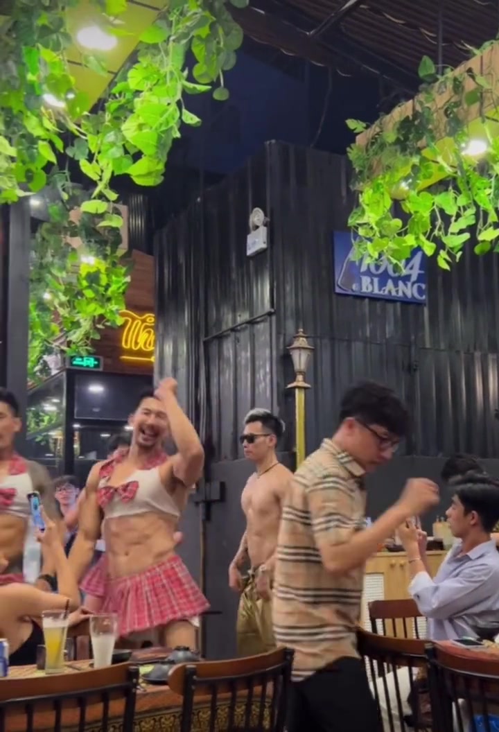 《女生最喜欢的泰国猛男餐厅》 直播吧