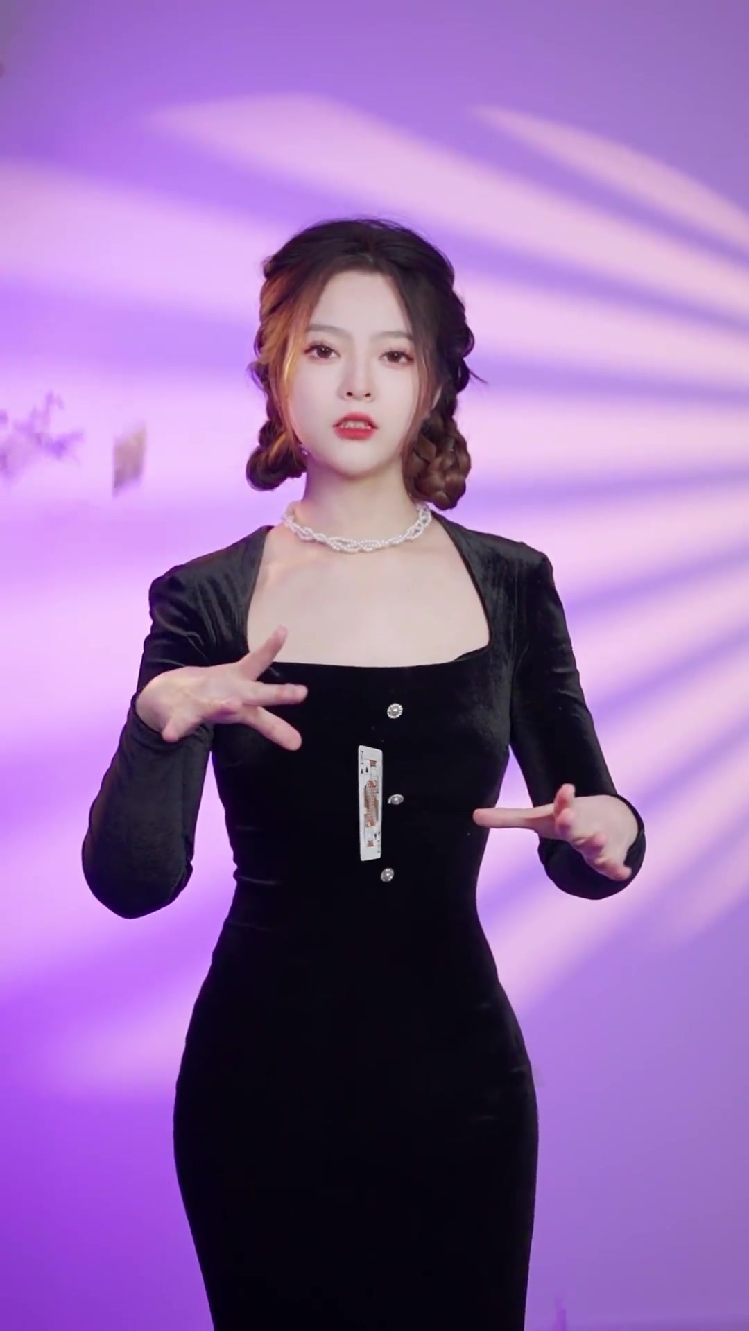 官方解说Kris：来看是姐姐好还是姐姐的牌技好～-直播吧