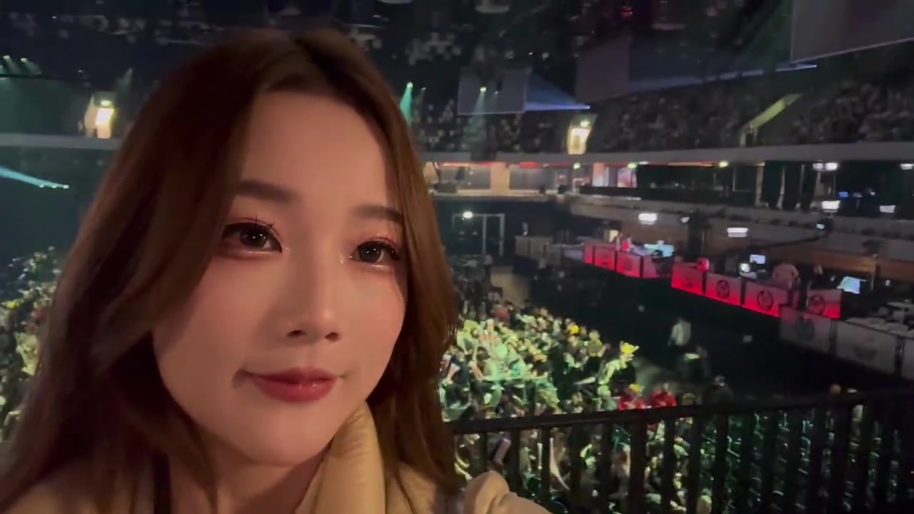 解说Kitty MSI现场实拍：今天现场人好多呀！-直播吧