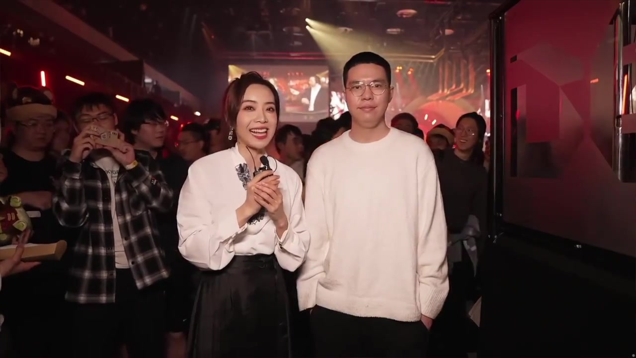 余霜采访爱射佳怡：希望BLG可以3-2拿下JDG-直播吧