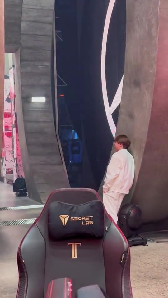 BLG MSI花絮：Lvmao独站后台看JDG五人捧杯-直播吧