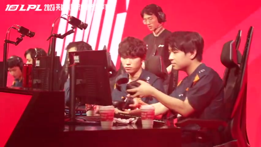 LPL选手发布赛后花絮：shanji和ppgod赛后也在积极复盘-直播吧