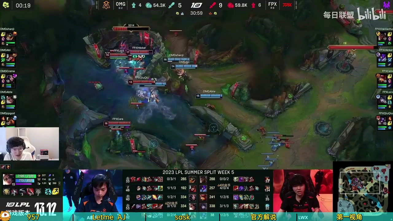 众人看Lwx月男红白刀狂肿三杀！H4cker螳螂利刃杀戮FPX轻取OMG-直播吧