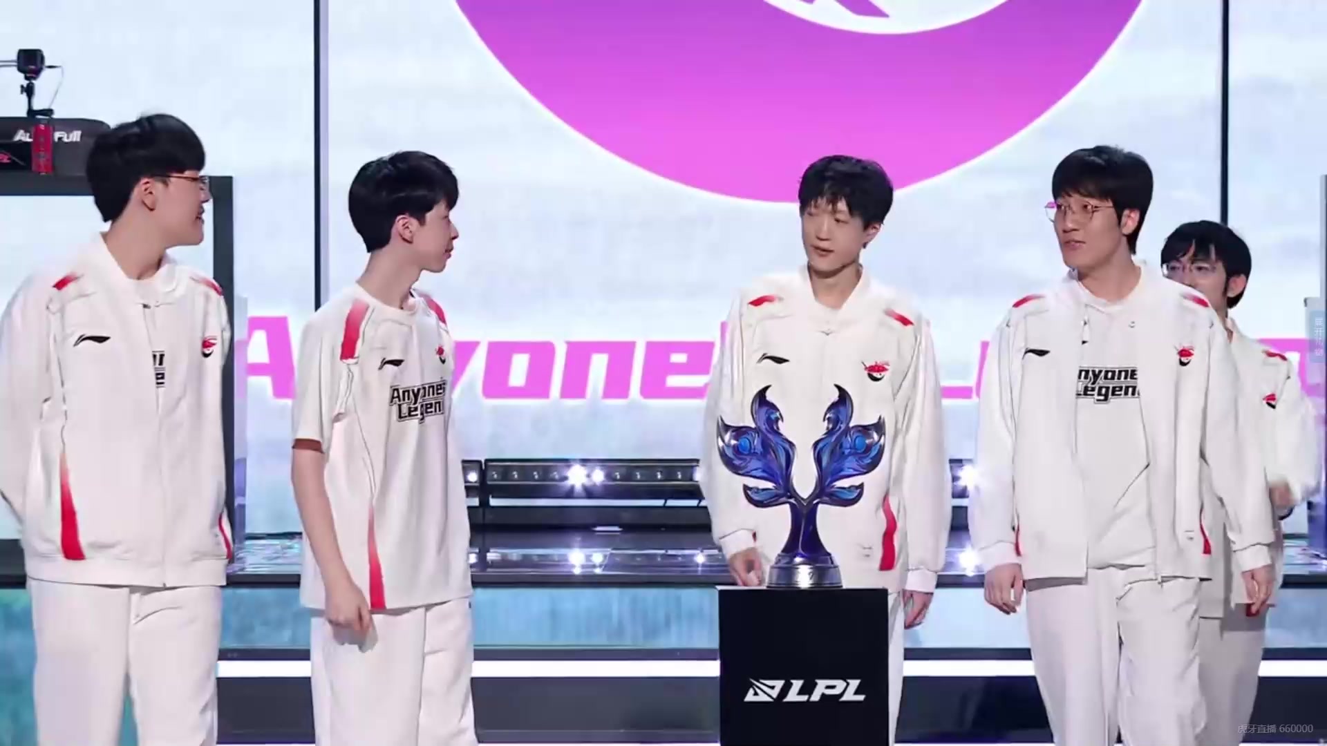 【捧杯时刻】恭喜AL获得LPL第二赛段冠军！！Tabe教练激动不已-直播吧